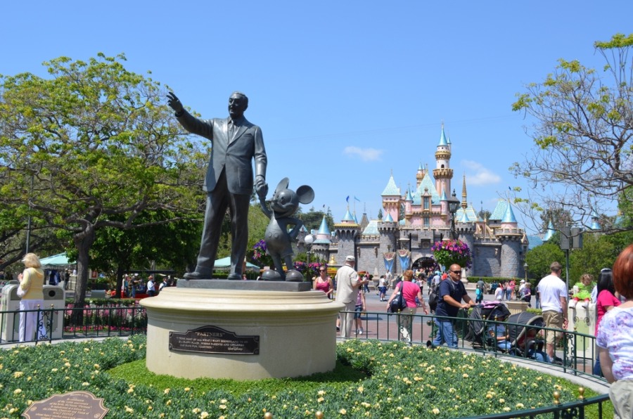 DOUĂ MINUNI „DISNEY DREAMS” ŞI “WORLD OF COLOUR”, MAPAMOND no 106 ...